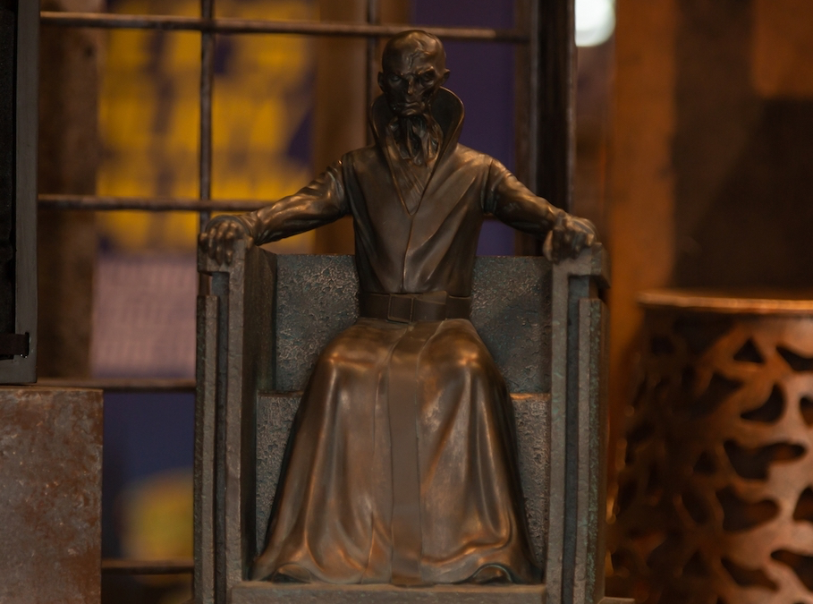 New Galaxy's Edge Supreme Leader Snoke Statue Figurine in stock!