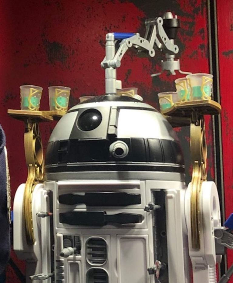 New Galaxy's Edge Droid Depot R-Series Serving Tray Set available ...